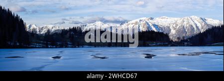 Winter mood, frozen Gleinkersee, behind the Sengsengebirge, reflection ...