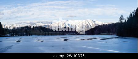 Winter mood, frozen Gleinkersee, behind the Sengsengebirge, reflection ...