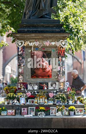 Pictures, hearts, flowers at cult site in memory of pop singer Michael ...