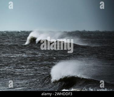Breaking waves with spray crest Stock Photo - Alamy
