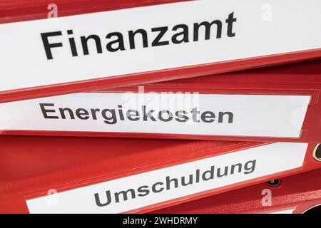 Red file folder labeled Finanzamt, Symbolbild, Aufbewahrungsfristen ...