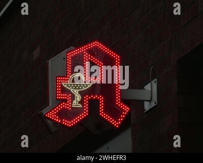 Zeichen für Apotheke, Das rote Apotheken-A ist das Erkennungszeichen ...