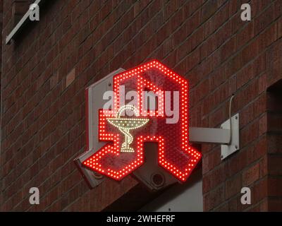 Zeichen für Apotheke, Das rote Apotheken-A ist das Erkennungszeichen ...