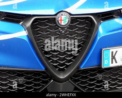 Logo, Schriftzug des italienischen Automobilhersteller Alfa Romeo, eine ...