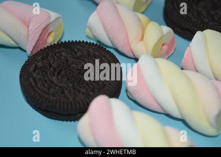 2 Mei 2023, Oreo, marshmallow, permen dengan latar belakang biru ...