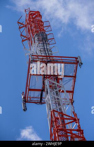 Red and white tower antennas Stock Photo - Alamy