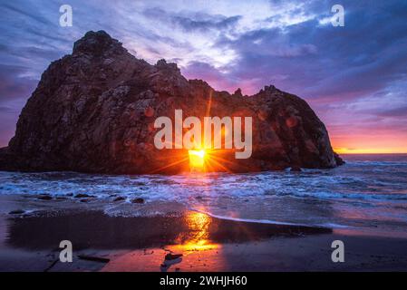 The beautiful sunset at Keyhole Arch during the winter solstice Stock ...