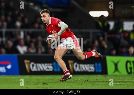 Cameron Winnett of Wales makes a break during the 2024 Guinness 6 ...