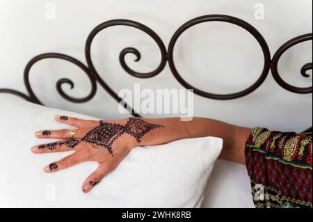 Traditional Moroccan hand tattoo, henna, tattoo, craft, tradition ...