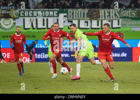 from left: Yannick Gerhardt (Wolfsburg), Karol Mets, Lars Ritzka ...
