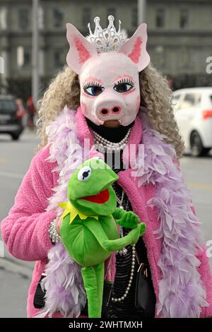 Woman queen in funny concept Stock Photo - Alamy