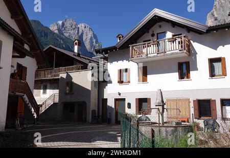 Brunnen in Taibon Agordino Stock Photo - Alamy
