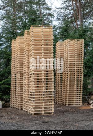 many wooden pallets in a material landfill Stock Photo - Alamy
