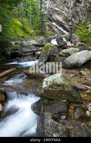 Water cascading over granite rock bed, Bald Rock Creek, Girraween ...