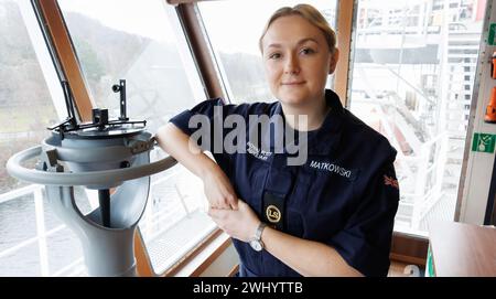 The Royal Navy's new minehunting "mothership", RFA Stirling Castle ...