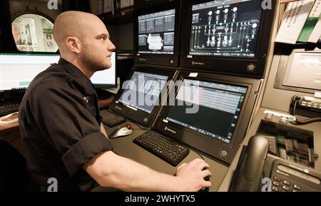 The Royal Navy's new minehunting "mothership", RFA Stirling Castle ...