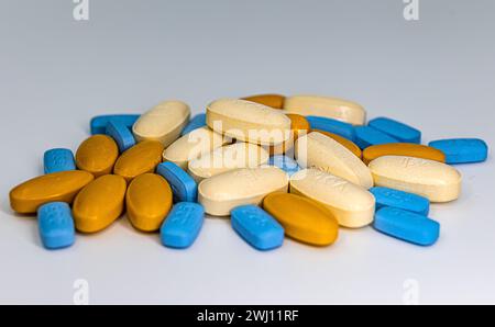 Tabletten mit unterschiedlichen Farben und Wirkstoffen. (Rafz, Schweiz ...