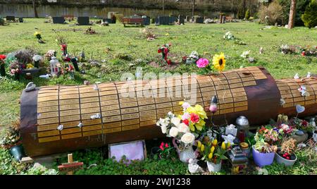 Grave field with name plaques on trees of remembrance Stock Photo - Alamy