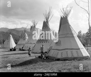 Indigenous peoples set up tents to protest the government in Toronto ...