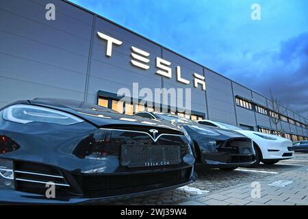 Tesla Motors Autohaus in Parsdoref bei Muenchen. Autohaus,E-Autos ...