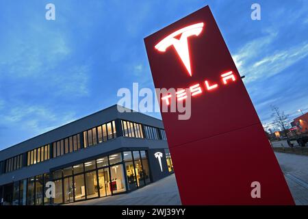 Tesla Motors Autohaus in Parsdoref bei Muenchen. Autohaus,E-Autos ...