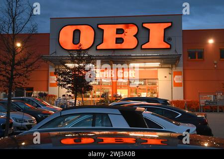 Baumarktkette OBI,Baumarkt, Aussenansicht einer Filiale in Muenchen mit ...