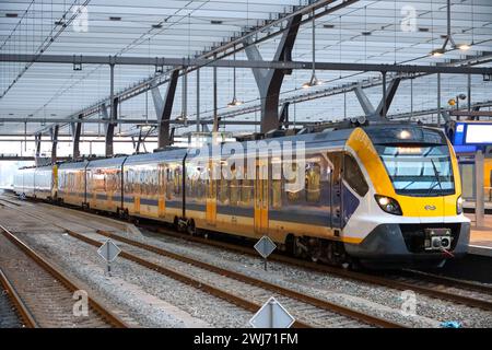 SNG local sprinter train along platform at Rotterdam Central station ...