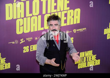 Agustin Jimenez posed during the Spanish comedy film premiere, Un Mal ...