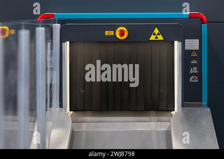 Airport security baggage scanner Stock Photo - Alamy