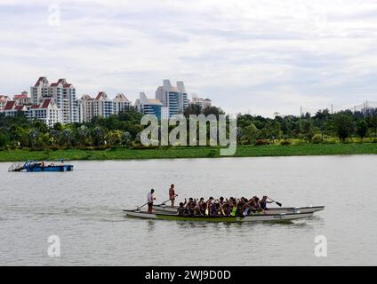 Rowing teams competing in the Marina Bay, Singapore Stock Photo - Alamy