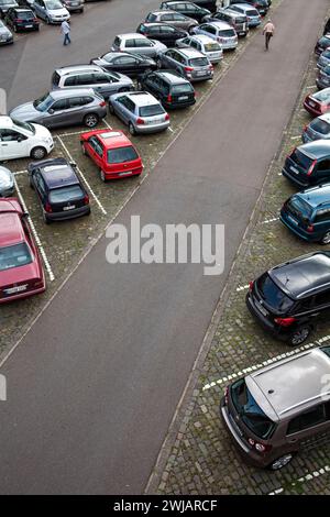 crowded car park parking lot with automobiles Stock Photo - Alamy