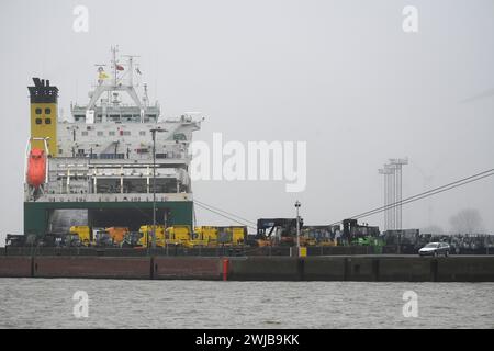 Emden, Germany. 14th Feb, 2024. The Eddystone (l), a cargo ship of the ...