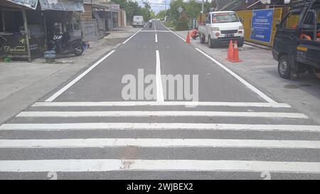 Dotted line on city asphalt road Stock Photo - Alamy