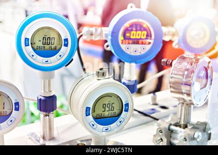 Electronic digital pressure gauge for precision measurements at an ...