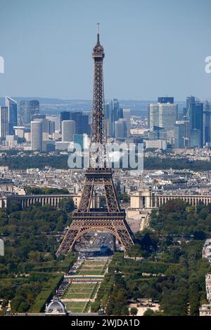 Luftbild: Skyline von Paris mit dem Eiffelturm/ aerial view: Eiffel ...