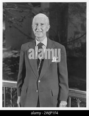 MUTUAL OF OMAHA'S WILD KINGDOM, Marlin Perkins (in front seat), 'To ...