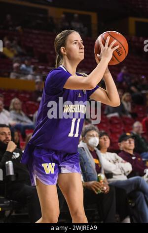 Washington guard Chloe Briggs (11) goes up for a basket against Arizona ...