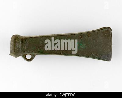 Sweave ax. Bronze Age. Copper alloy, cast iron. Coming from: rue de la ...