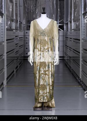 Evening clothing with pearls and lace 1912 Stock Photo - Alamy