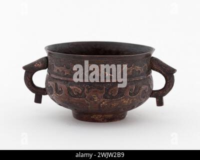Incense burner. Bronze. China. Paris, Cernuschi museum. 70003-57 Anse ...