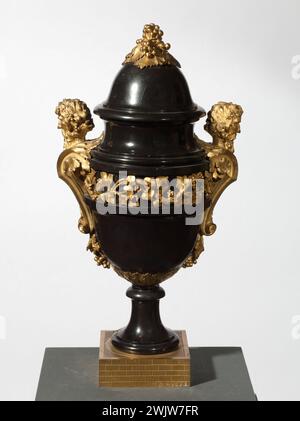 Simulated vase. Polished basalt, chiseled and gilded bronze. 1775 ...