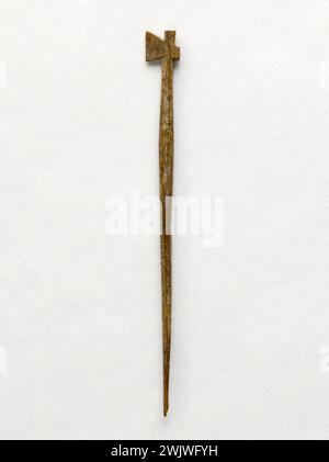 Hair pin. Gallo-Roman. Bone. Paris, Carnavalet museum. Hair and Gallo ...