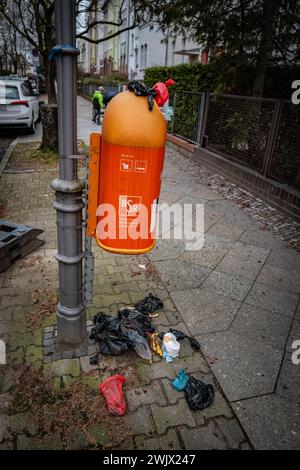 Berlin, BSR Berliner Stadtreinigun, Papierkorb / Abfalleimer übervoll ...