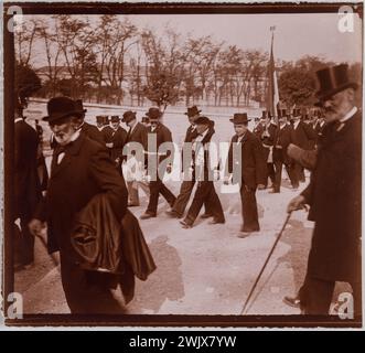 Universal exhibition of 1900. "Group of mayors walking with the French ...