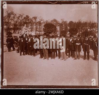 Universal exhibition of 1900. "Group of mayors walking with the French ...