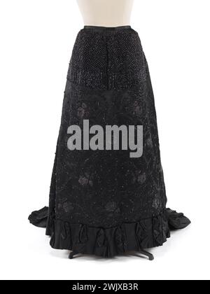 Emile Pingat, 1895. Silk satin shaped, tulle. Embroidery of pearls and ...