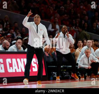 Texas head coach Rodney Terry watches play against the Tennessee during ...