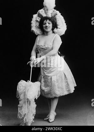 MARIE LLOYD - English music hall singer (1870-=1922) at Goodwood Races ...