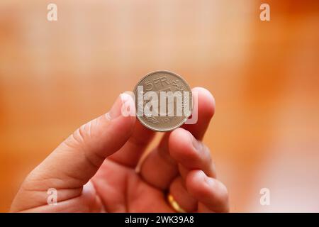 swiss five franc coin between fingers - swiss franc coin Stock Photo ...