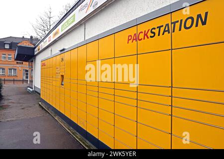 Packstation in der Stadt Eine Packstation des Unternehmens DHL mit dem ...